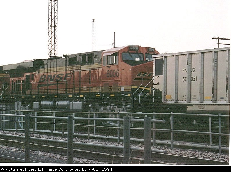 BNSF 6006 rolls west into Lincoln yd, from Carlin Junction